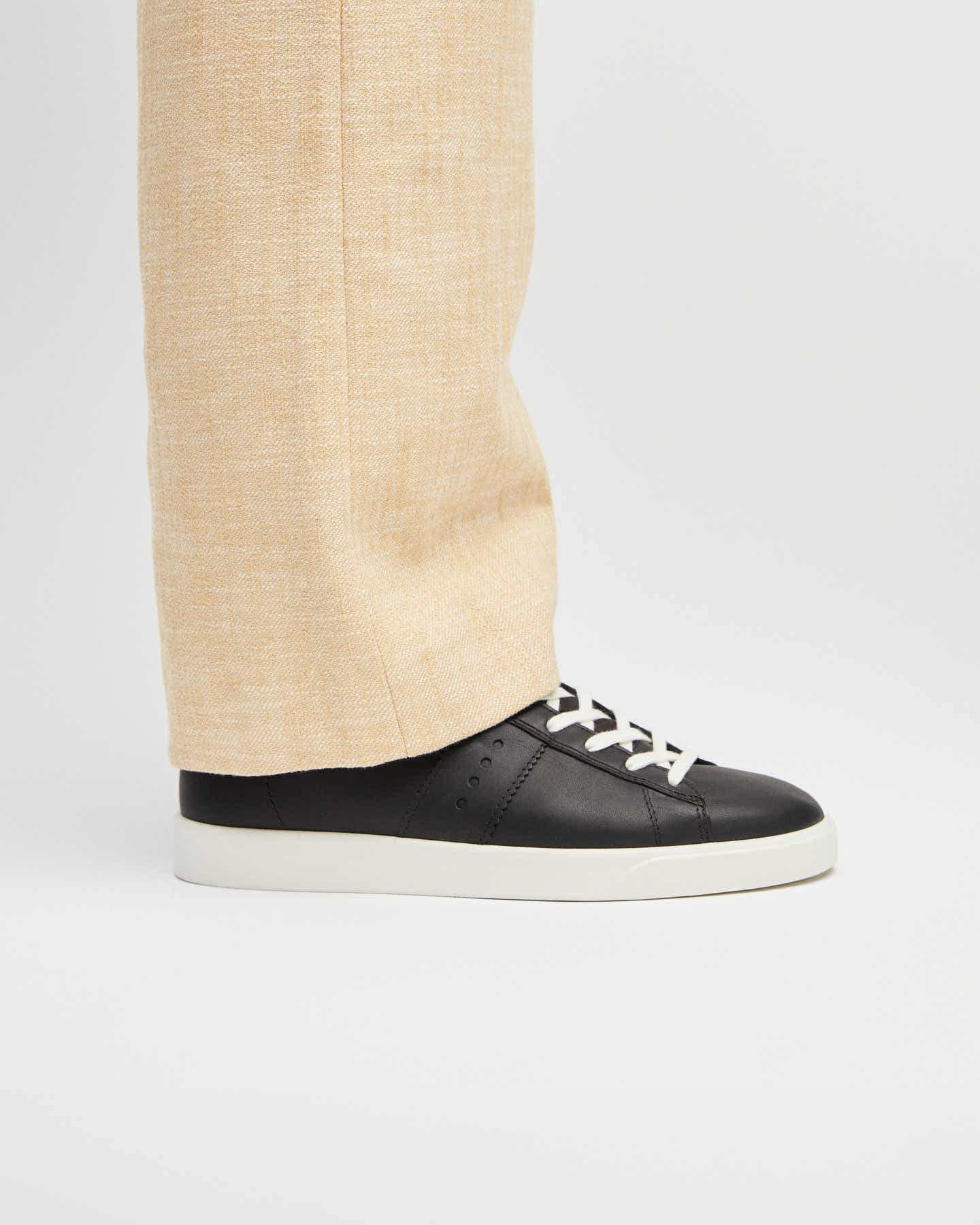 Women's ECCO® Street Lite Leather Sneaker | Black